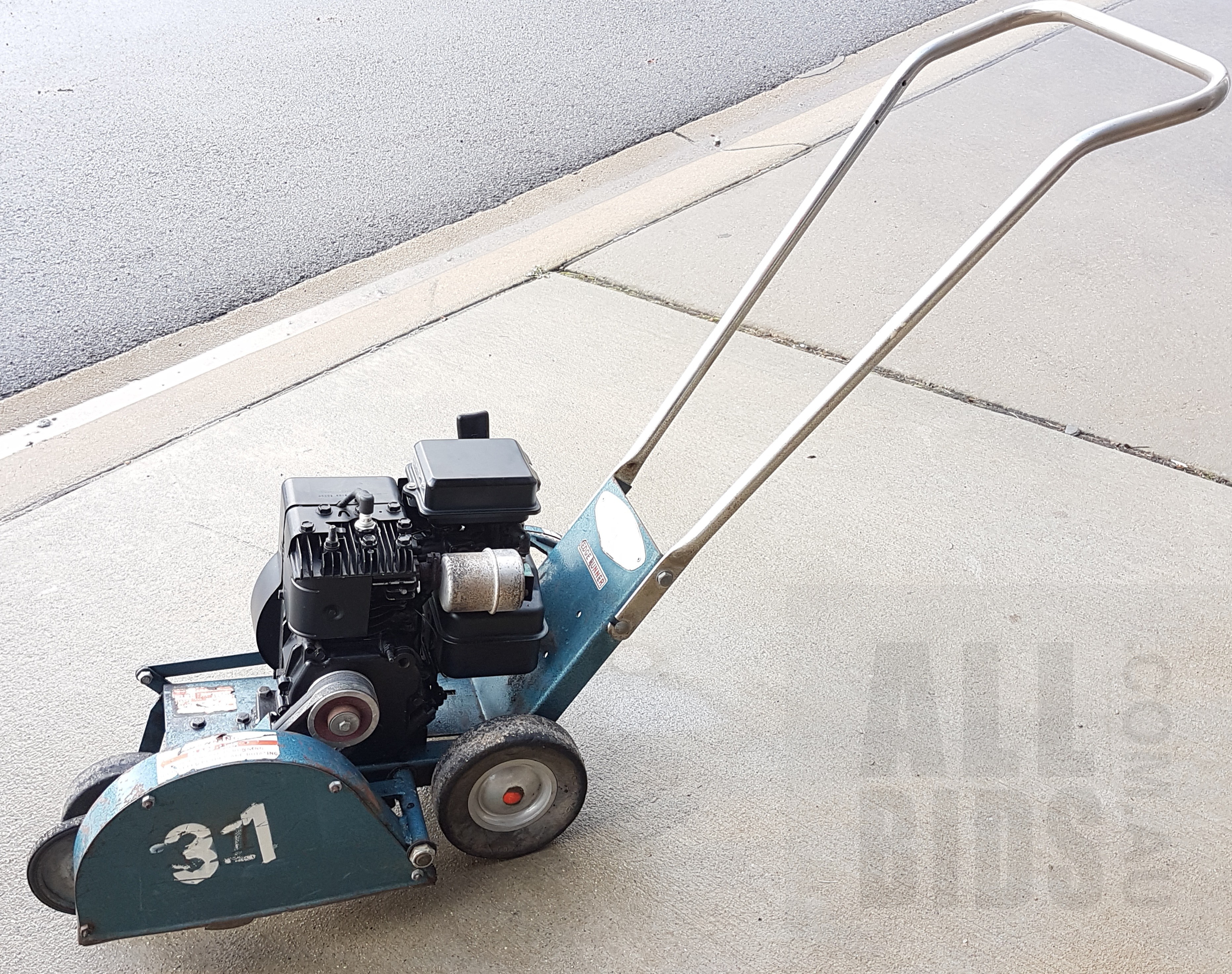 Rover Edge Runner Four Stroke Lawn Edger