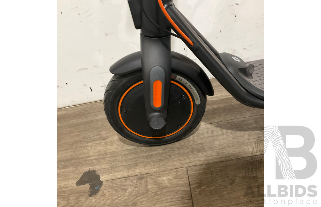 SEGWAY Ninebot Kickscooter F40A - Lot 1533736 | ALLBIDS